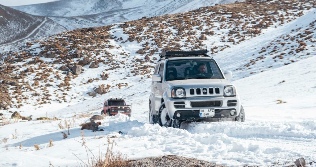 ジムニーが雪道に強い理由とそれでも雪道で注意するべきポイント - 軽自動車drive